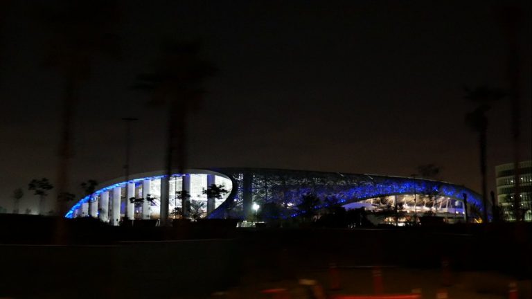 Rams, Chargers SoFI Stadium’s 4K HDR Oculus Scoreboard Gets Raised Off ...