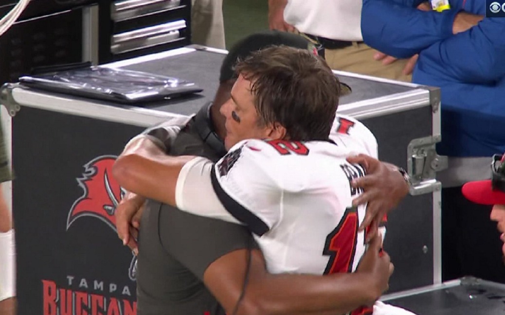 Tom Brady Had Emotional Hug With Byron Leftwich