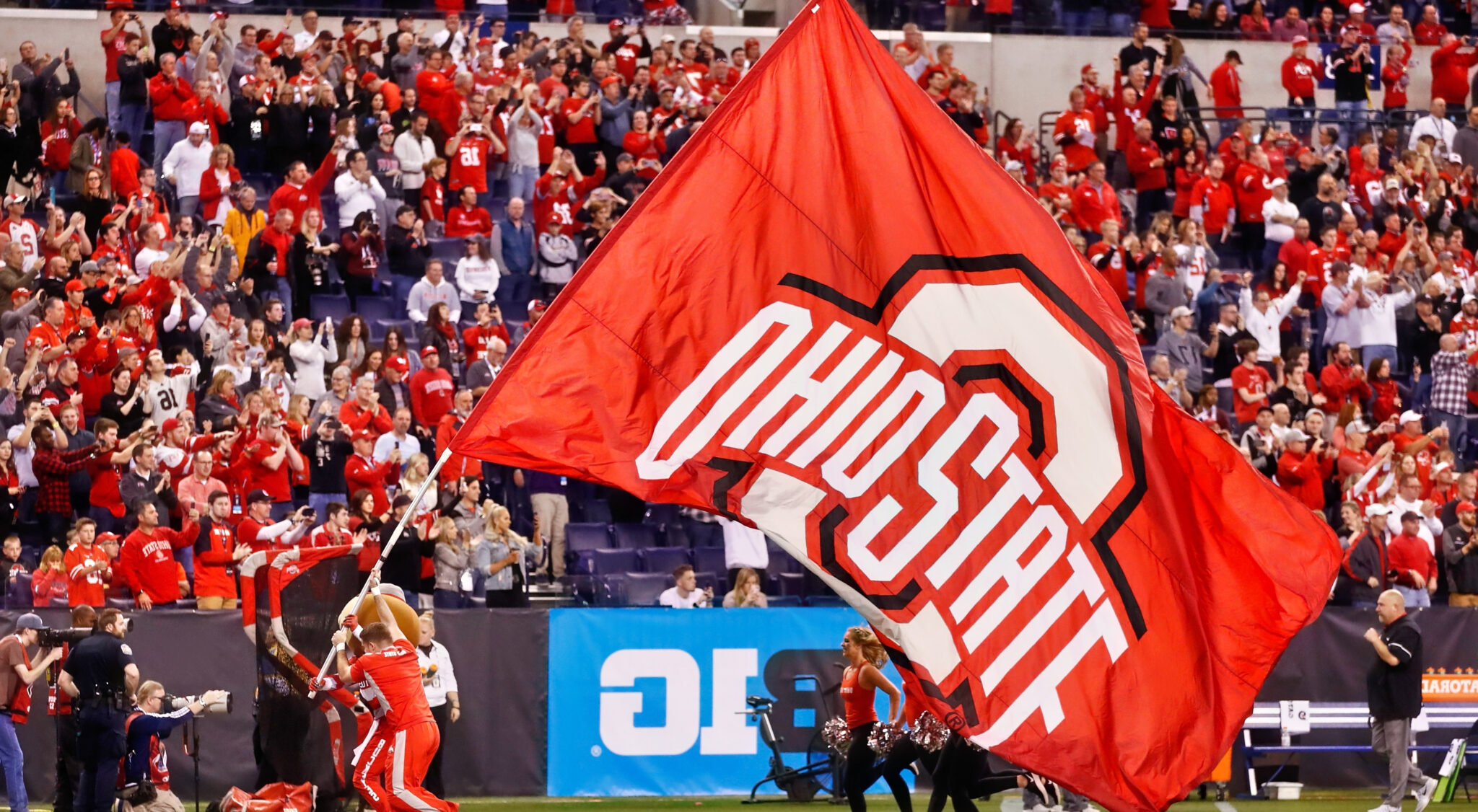 PHOTOS: "Bombshell" Ohio State Cheerleader Is Going Viral Ahead Of ...