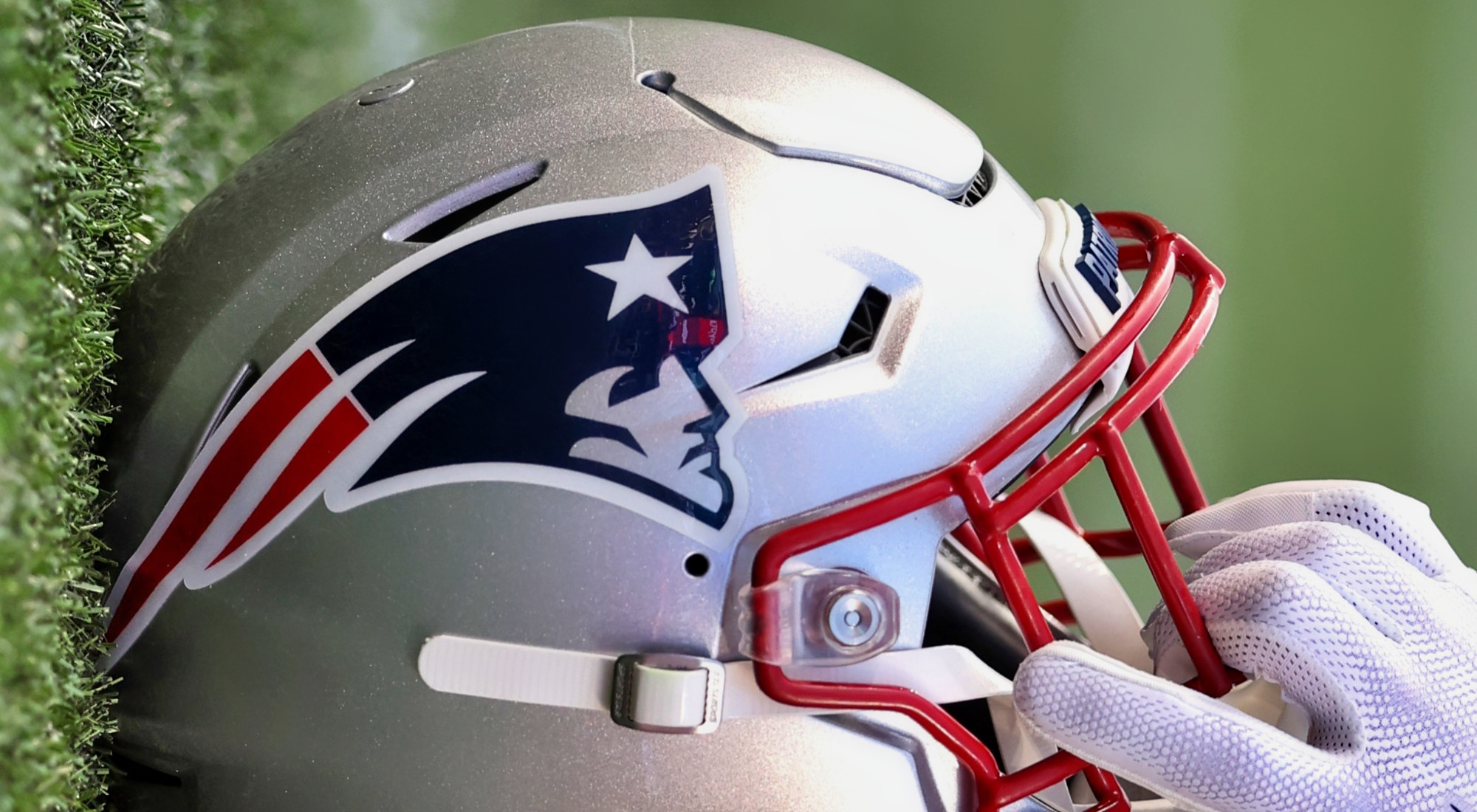 Patriots Sign Quarterback Ian Book