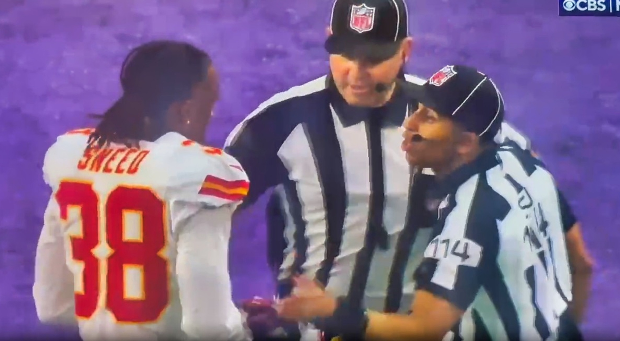 Cameras Caught Ref Telling Chiefs Player To Put Helmet Back On