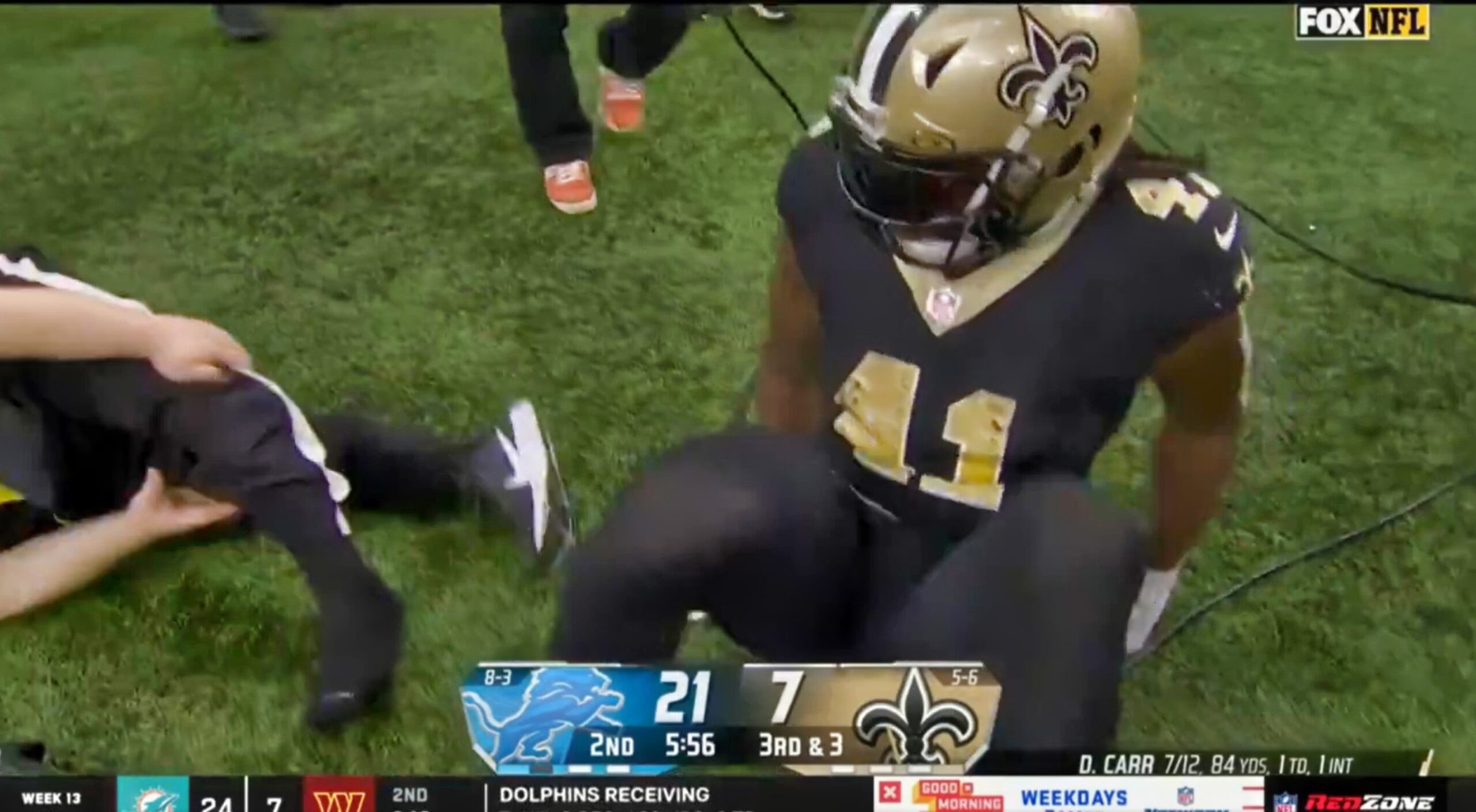 Alvin Kamara's Reaction To NFL Official Breaking Leg Goes Viral