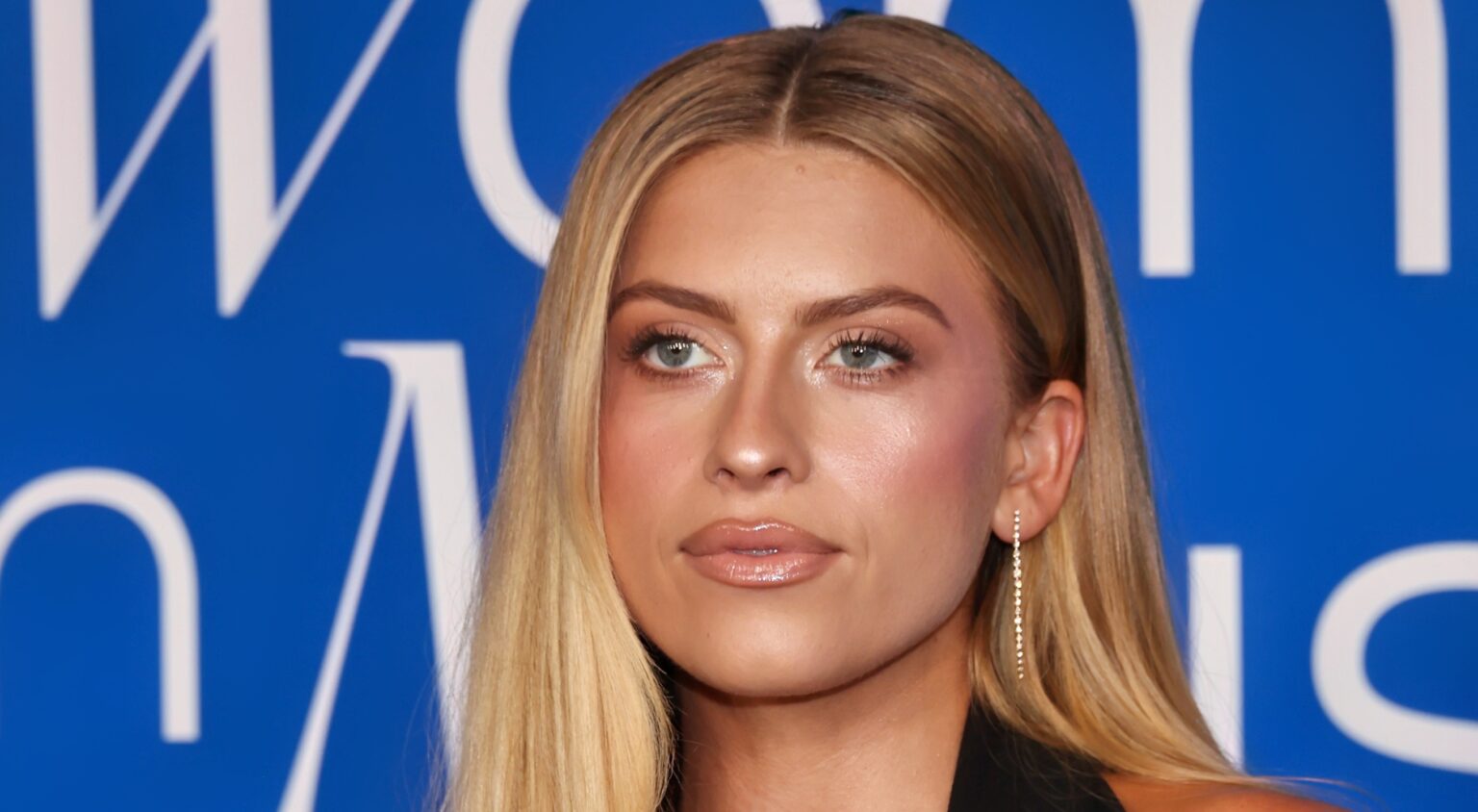 SI Swimsuit Bombshell Xandra Pohl’s Sizzling Tongue-Out Pose in Jaw ...