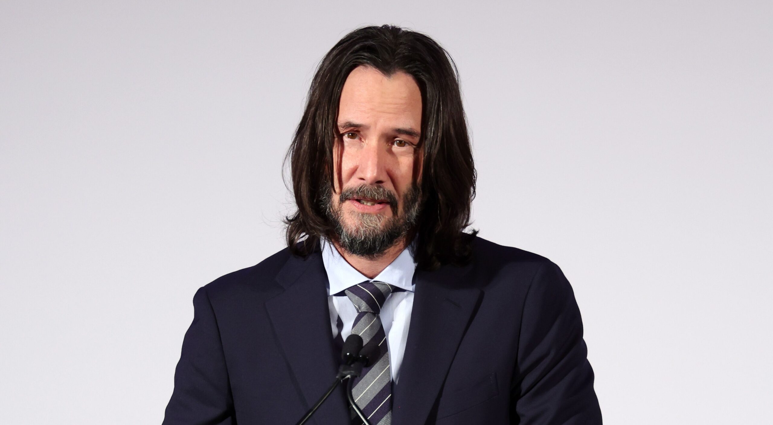 Keanu Reeves Signs With Canadian Hockey Team Nearly 40 Years After He ...