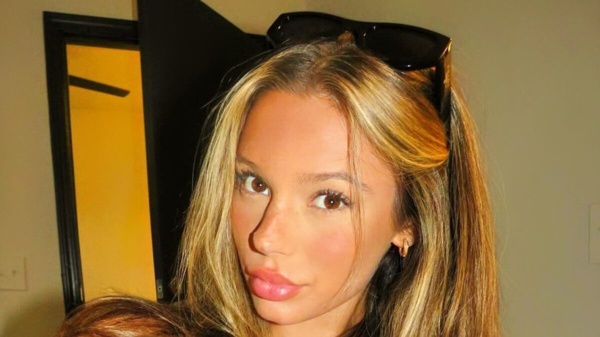 'World's Most Flexible Gymnast' Sydney Smith Uses Seductive Photos To ...
