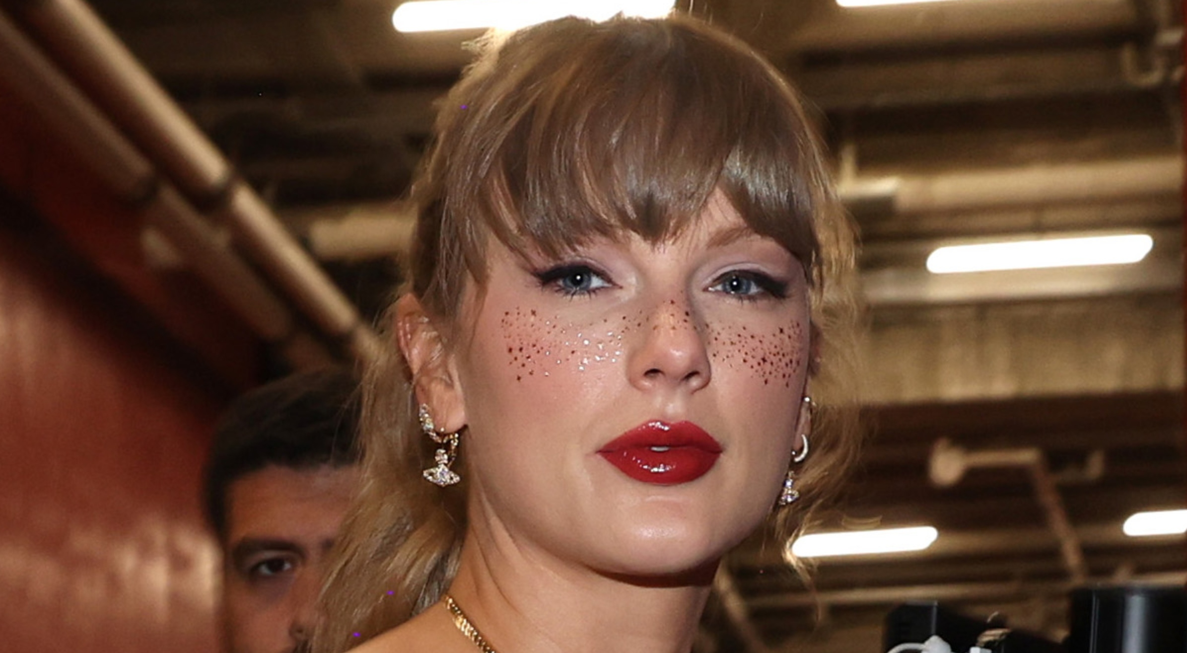 VIDEO: Everyone Is Loving Taylor Swift’s Wild Outfit As She Was Spotted ...