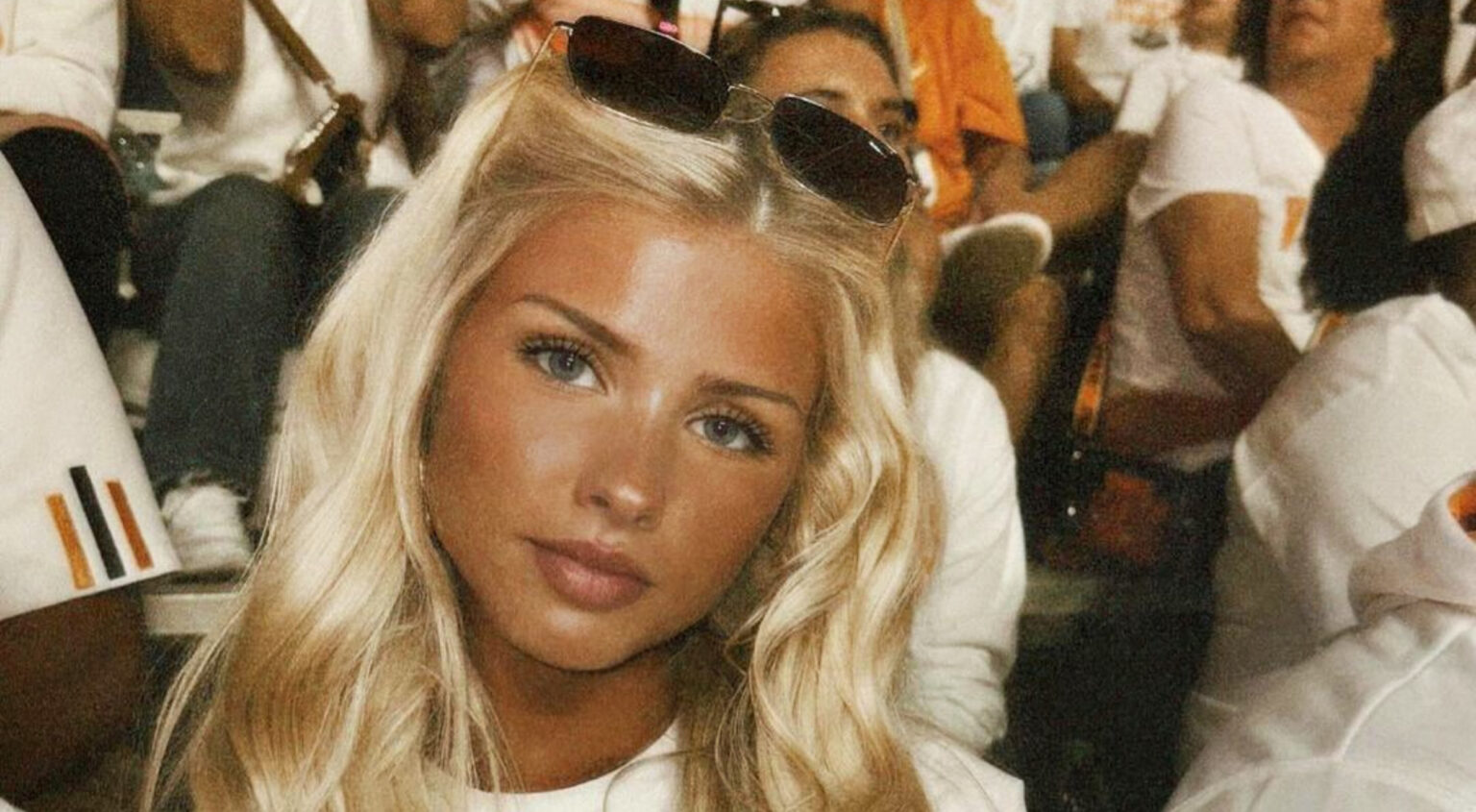 BREAKING: Jaw-Dropping Female Tennessee V0ls Fan Who Stole Hearts vs ...