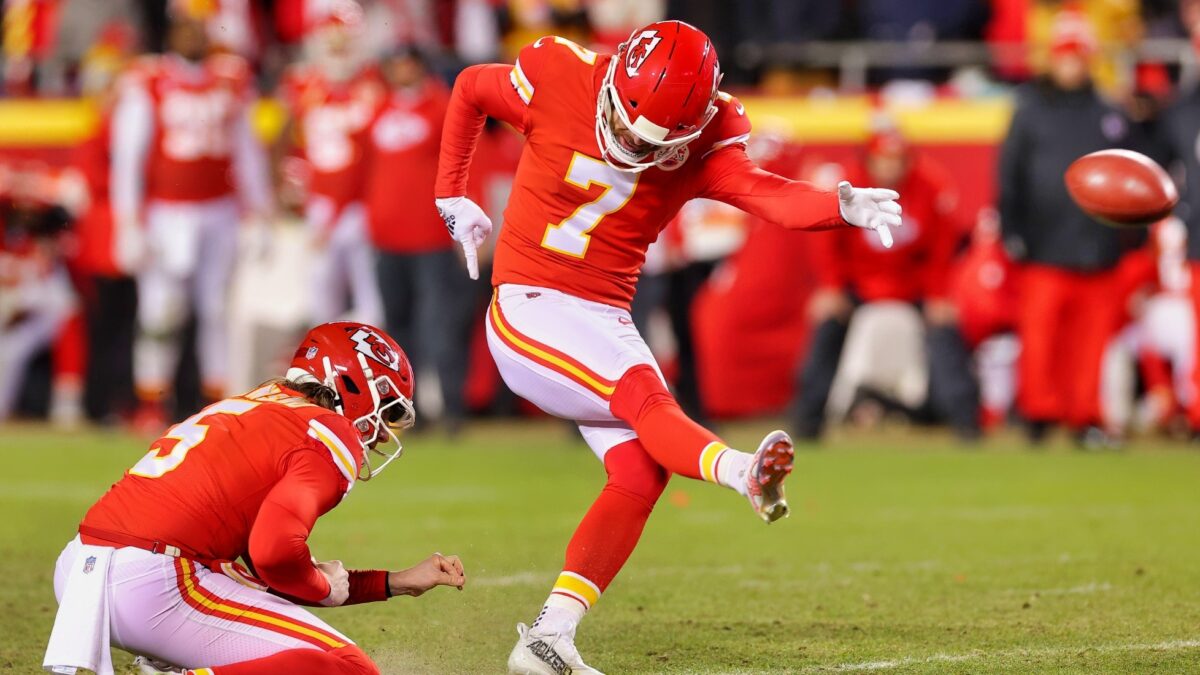 What Is A Punt And How Is It Different From A Kick In NFL?