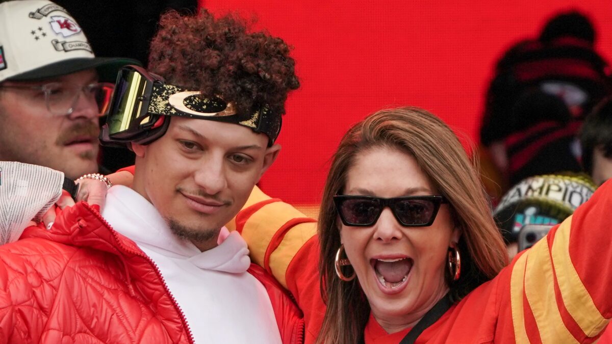 NFL Fans Are Praying For Patrick Mahomes' Family After Devastating News