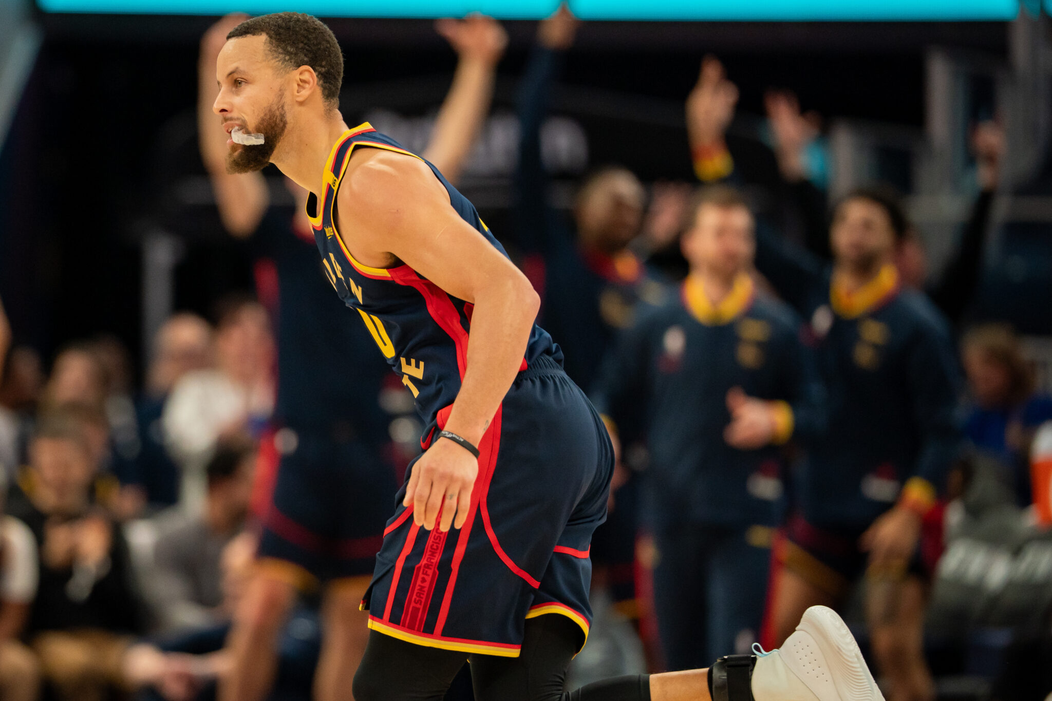 Stephen Curry Leads Warriors To Close Win Against Knicks