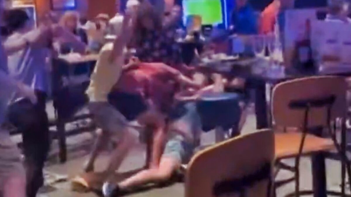 Crazy Brawl Broke Out At Buffalo Wild Wings With "Fists Flying & Tables ...