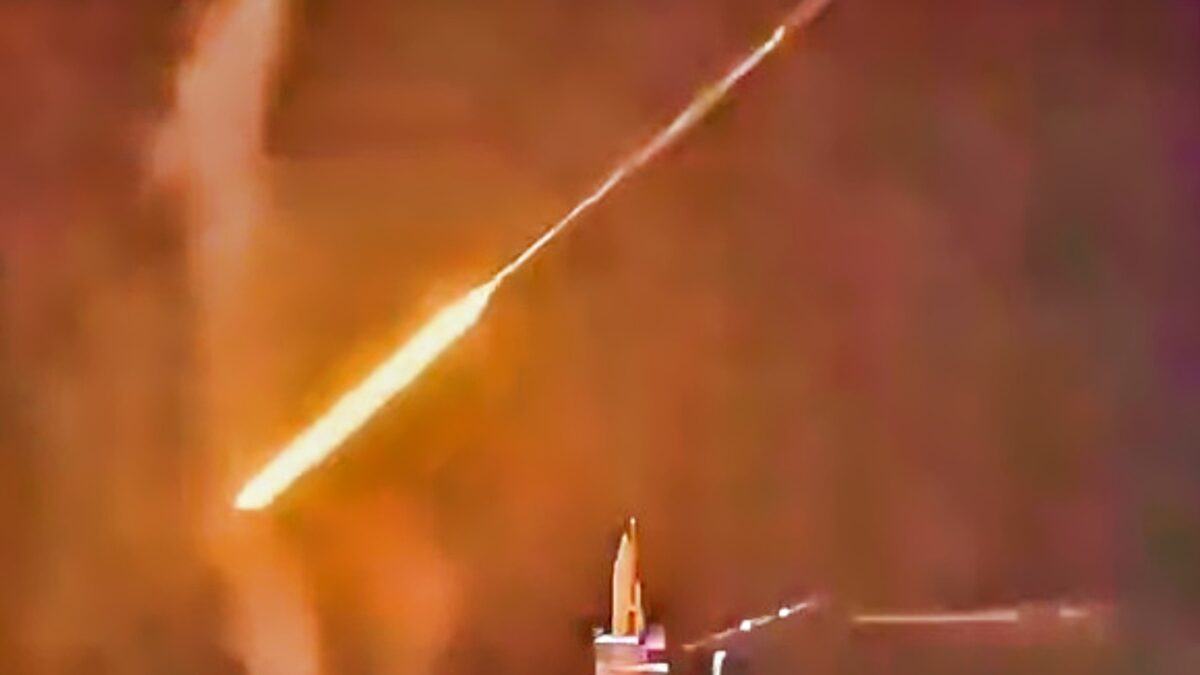 Shocking New Video Shows Iranian Hypersonic Missiles Beating Israel’s ...