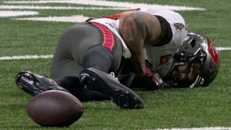 Bucs WR Mike Evans Was Knocked Out Cold On The Field During Frightening ...