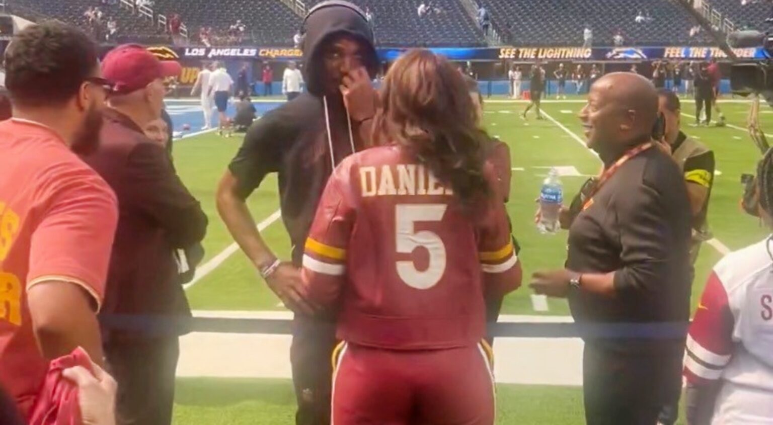 Jayden Daniels’ Mom Was Causing a Major Distraction On The Sideline ...