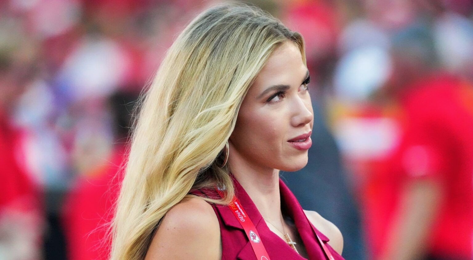 Chiefs Heiress Gracie Hunt Goes Br:aless, Flaunting Jaw-Dropping Tan ...