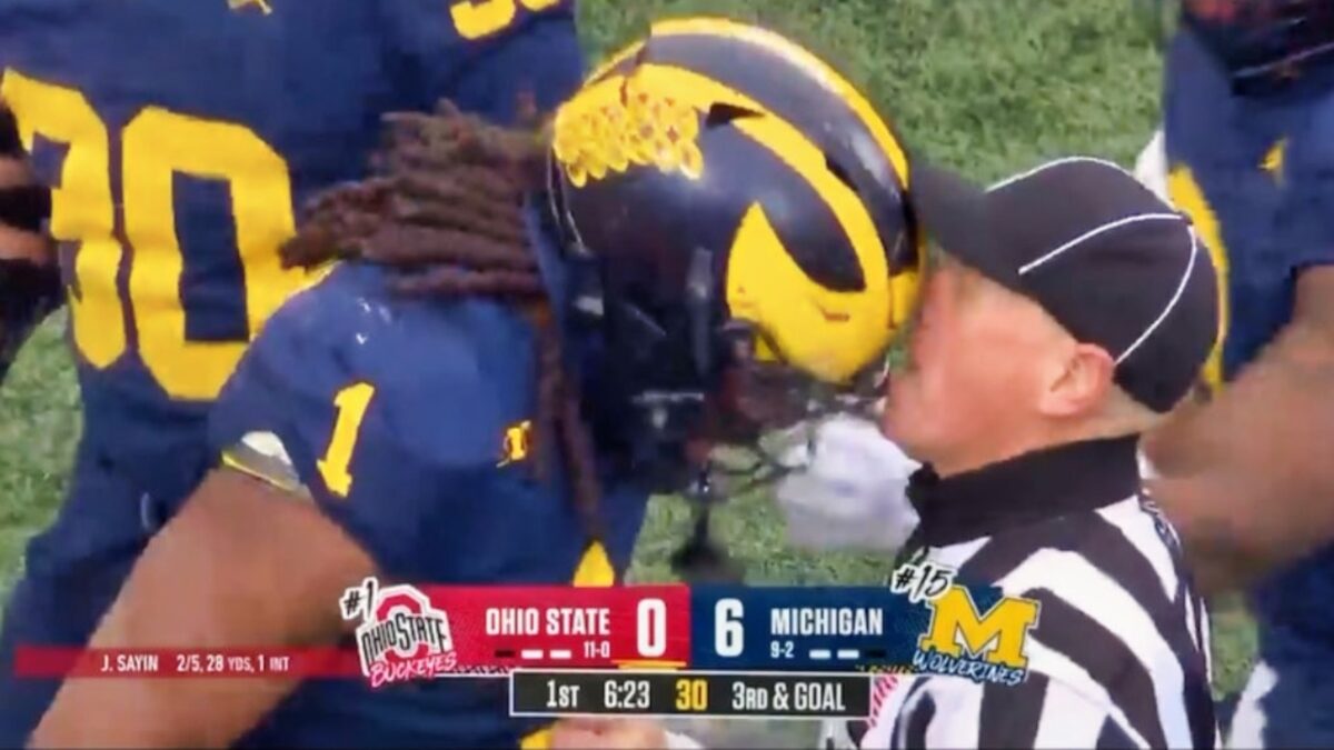 Michigan Star Jaishawn Barham Headbutts Referee Right In The Face ...