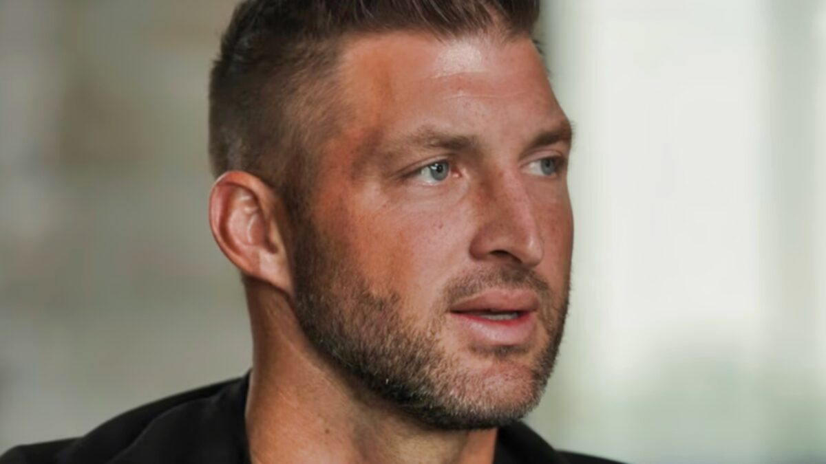 Tim Tebow Breaks His Silence on Former Teammate Aaron Hernandez's Dark ...