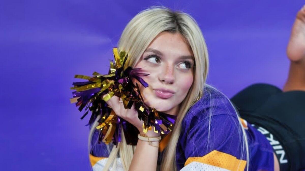 Viral LSU Female Flasher Straddled Railing With Her Legs Wide Open ...