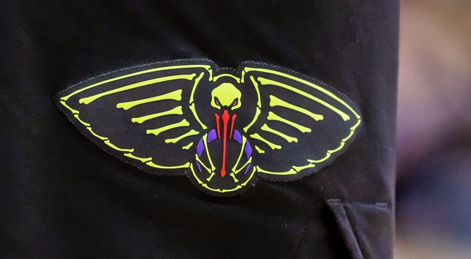 Pelicans Fan Suffers Embarrassing Wardrobe Malfunction & Gives Everyone ...