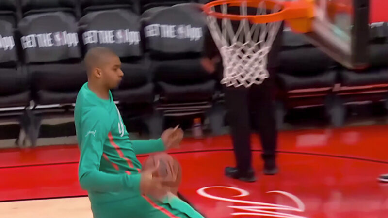 Victor Wembanyama’s Ridiculous Warmup Dunk Makes Him a Perfect Dunk ...