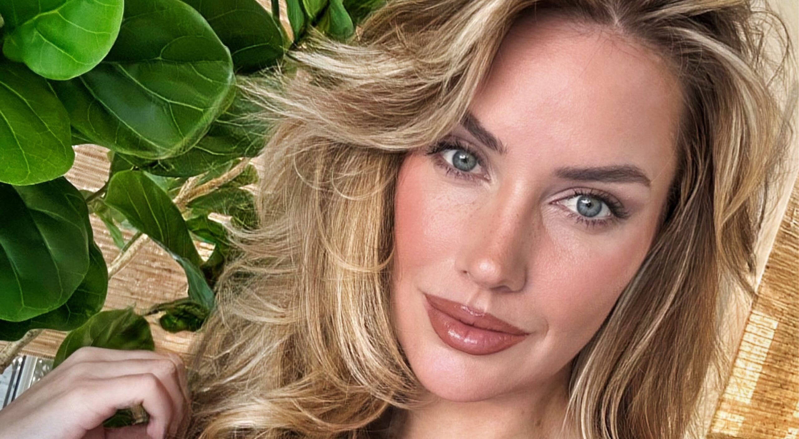 Golf Influencer Paige Spiranac Shares Steamy Red Lingerie Photo That ...