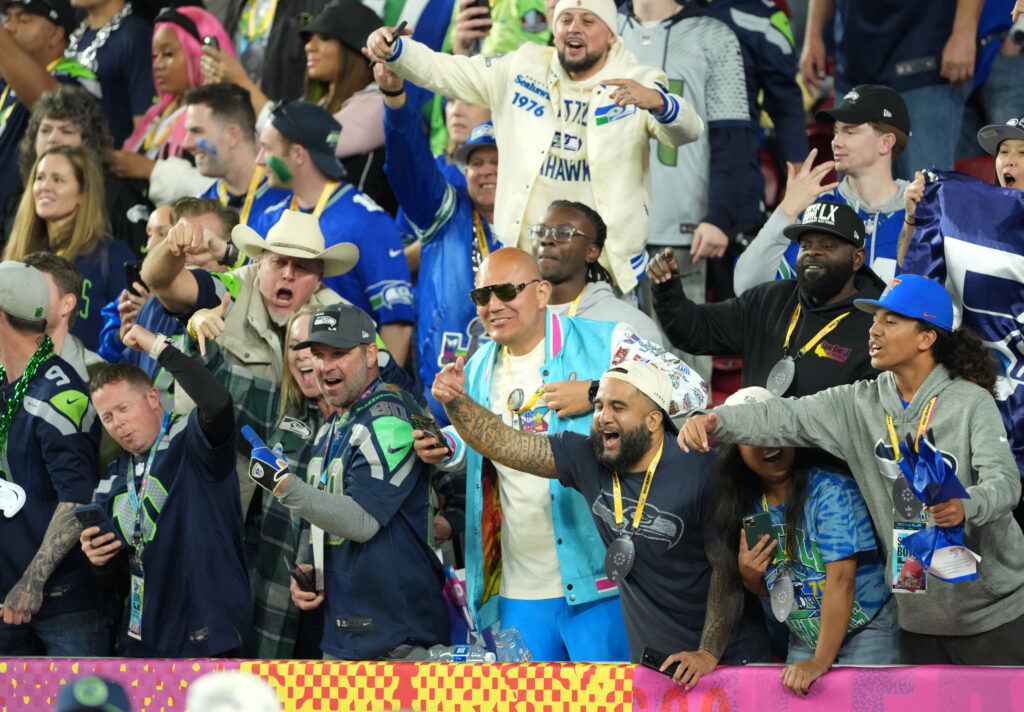 Shameless Female Seahawks Fan Exposed Her Cheeks While Mooning Patriots ...