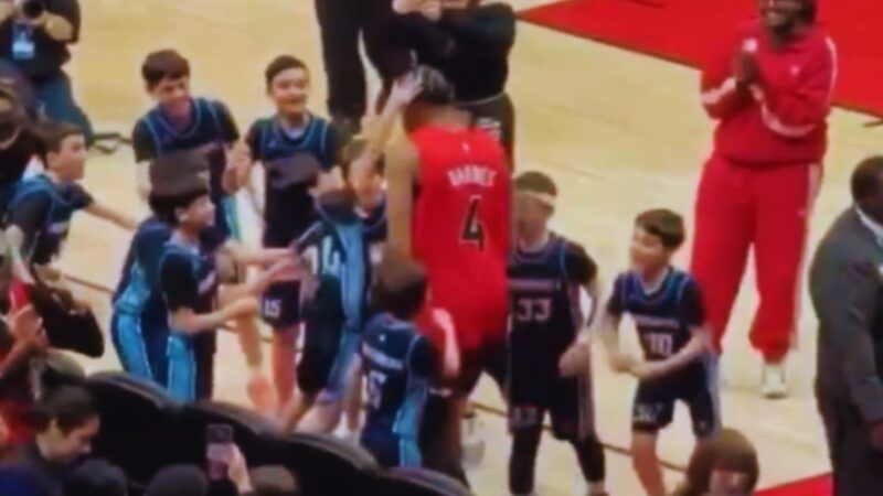 Scottie Barnes Drops Three-Word Reaction After a Kid Smacks His Head ...