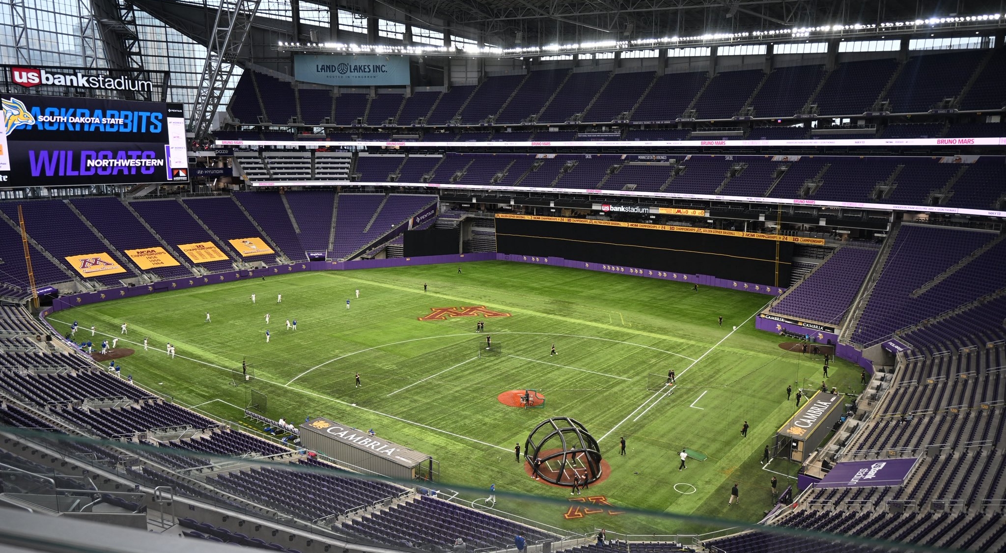 Minnesota Vikings' Stadium Causes Mass Chaos As It Hosts College ...