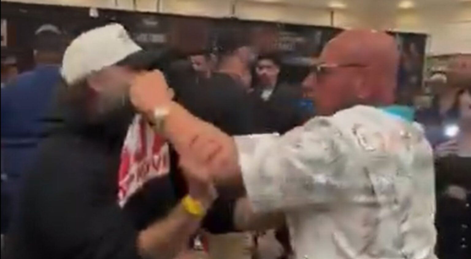 Wrestling Legend Confronts A Fan At WrestleCon—Then Things Get Out Of ...