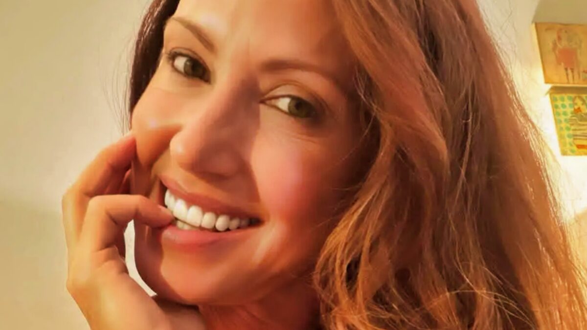 Shannon Elizabeth Breaks The Internet Posing In Swimsuit For First Time ...
