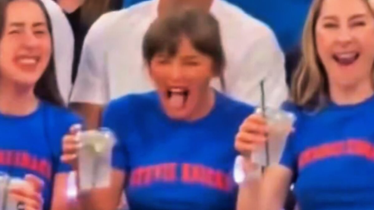"Travis Kelce Gonna Be Pissed When He Turns On The TV" — Fans Are ...