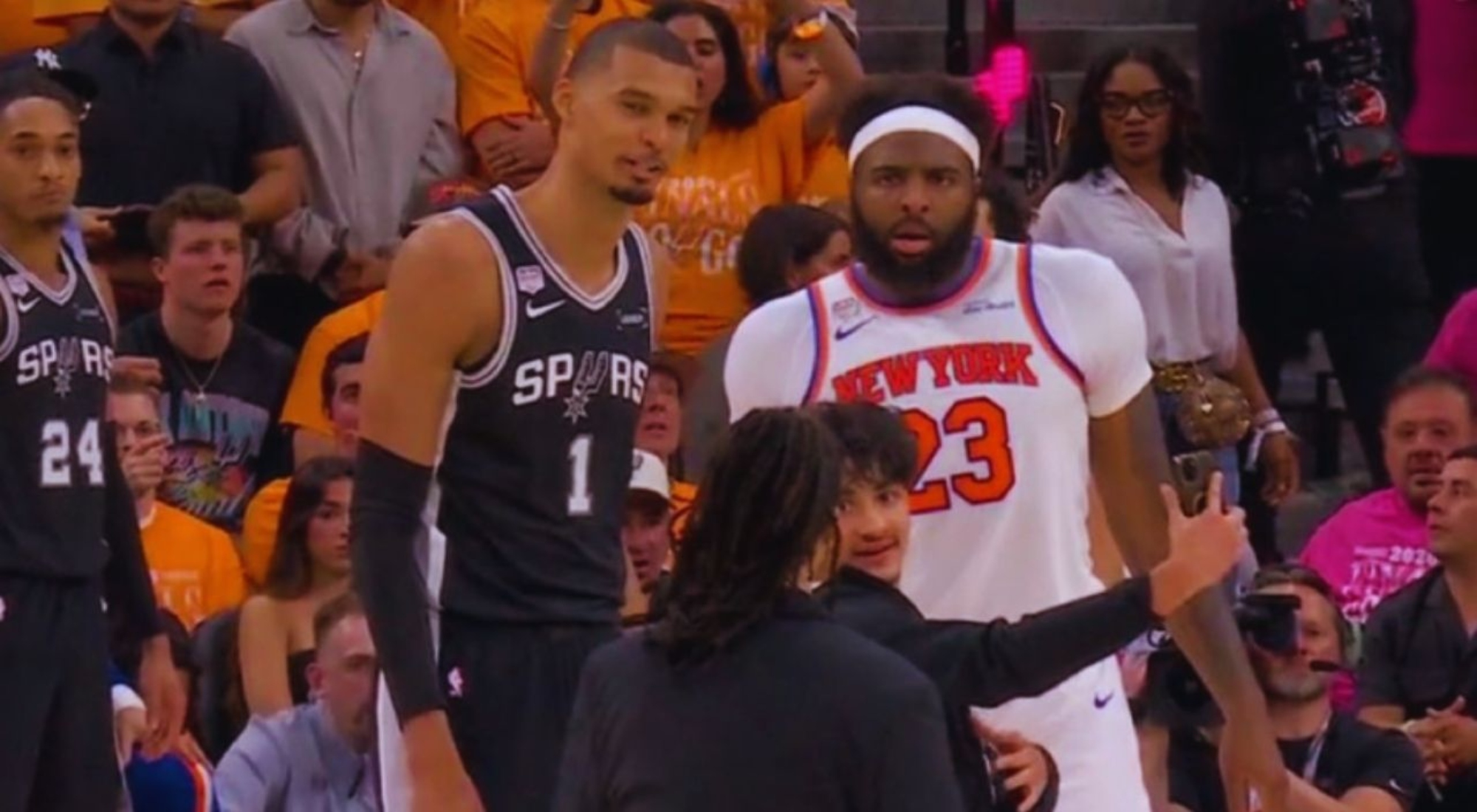 Mitchell Robinson’s Priceless Reaction to Fan Running Onto the Court ...