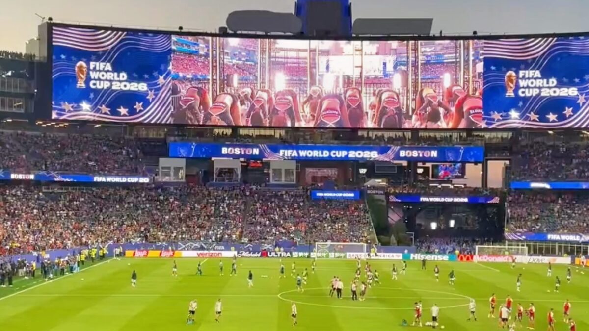 European Man Sees Cheerleaders for First Time