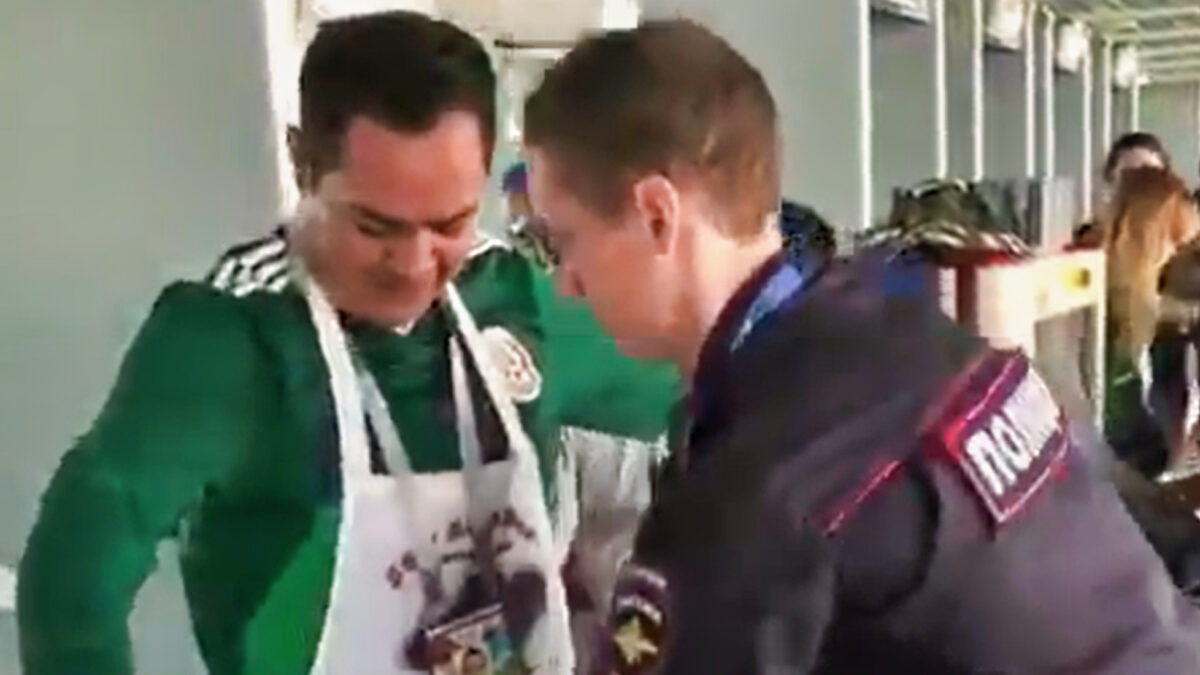 This Security Guard Definitely Wasn't Prepared For What The Mexican Fan ...